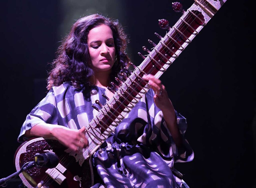 Anoushka Shankar estreia no Brasil com turnê em março 2026